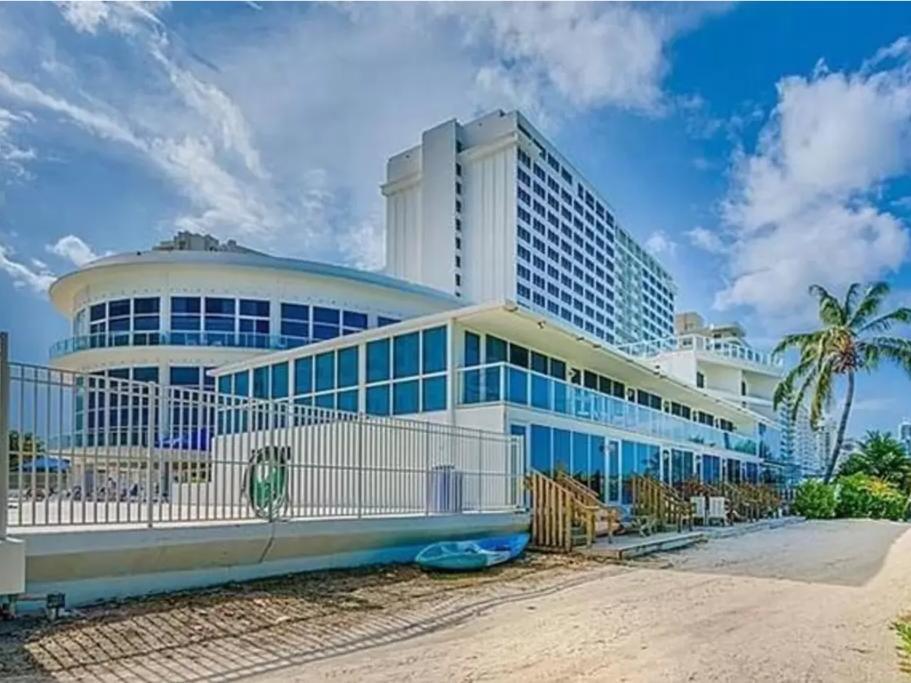 CASTLE BEACH CLUB APARTMENTS MIAMI BEACH